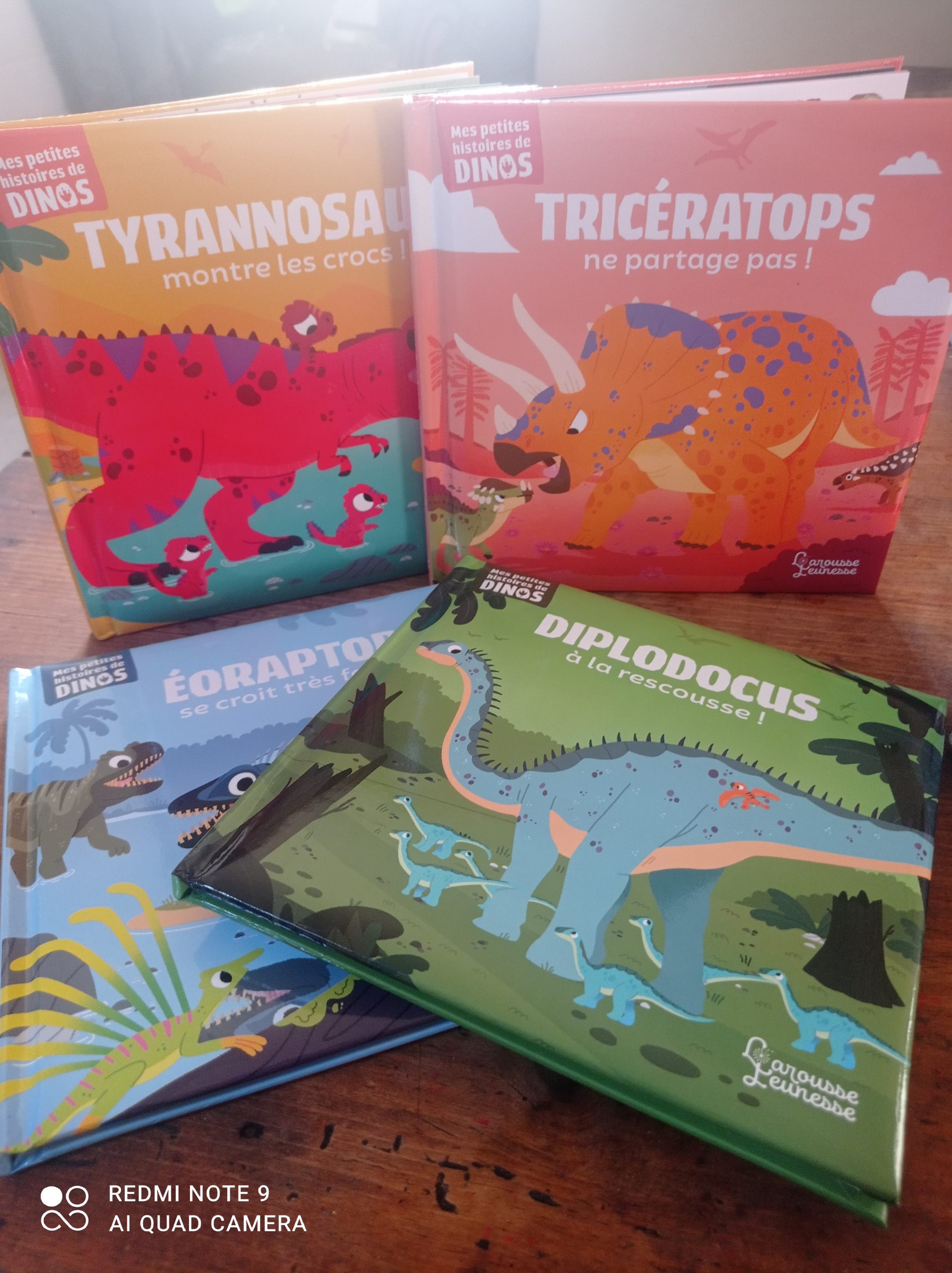 Top 5 des livres Larousse Jeunesse qui parlent de dinosaures.